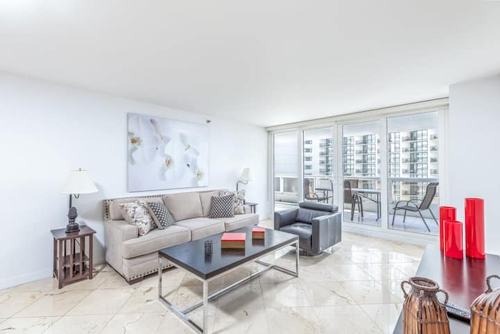 Bayfront Condo | Elevated Amenities | Staycozy - Miami, FL