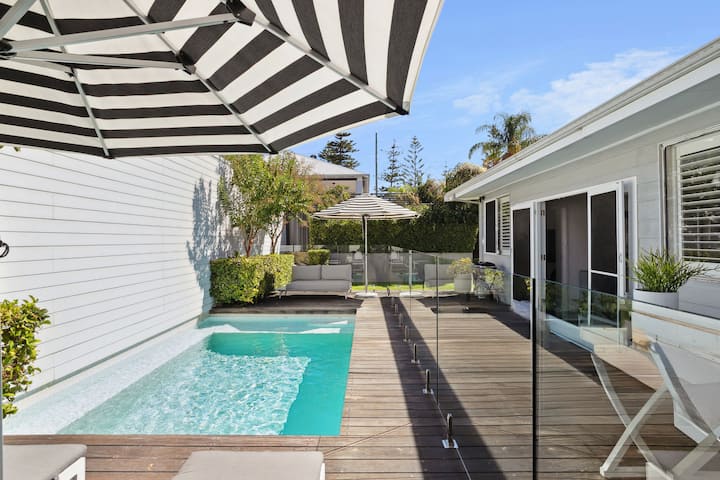 The Cottesloe Beach House - Relaxed Living + Pool - Perth