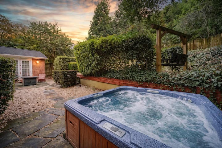 Uptown Oasis: Private Pool, Hot Tub & Pet-friendly - Charlotte Douglas Airport (CLT)