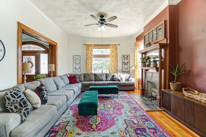 Convenient Cincy Boho Large Group Vacation Rental - Cincinnati