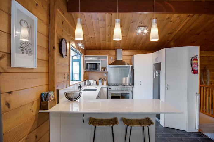 Leo's Place | Spacious Lynmore House With Spa Pool - Rotorua