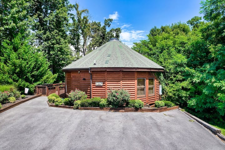Family Smoky Cabin Escape | Hot Tub & Game Room - Sevierville, TN