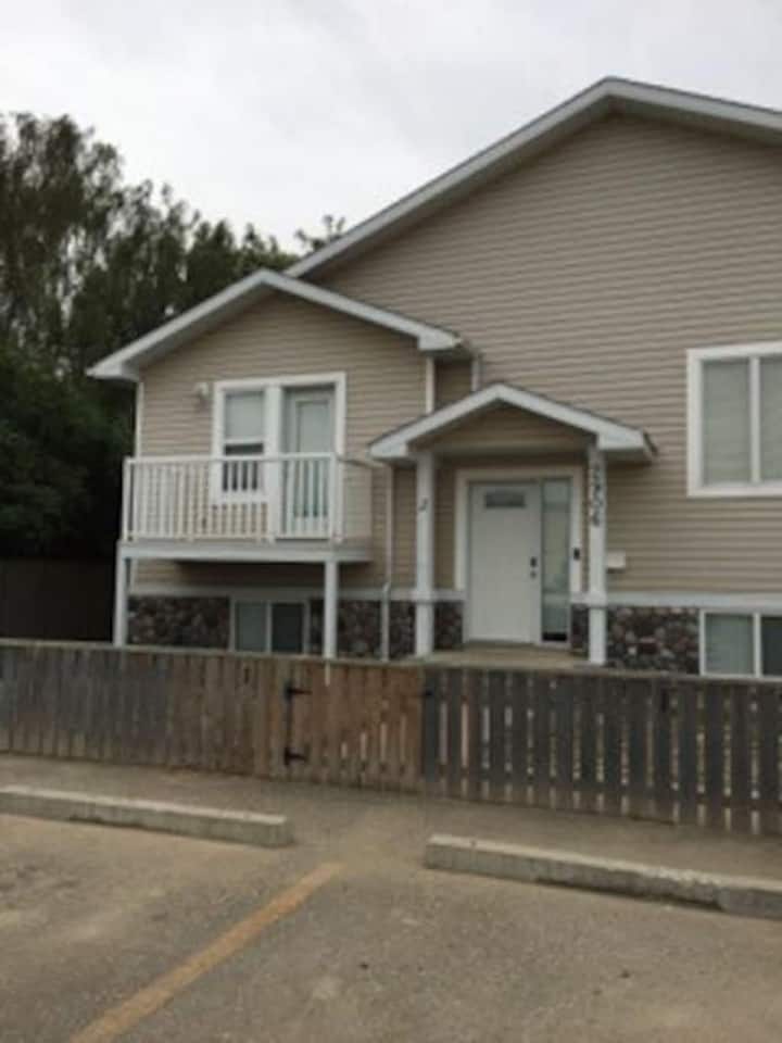 #3 Southside Getaway Apt. - Close To Costco & College - Lethbridge