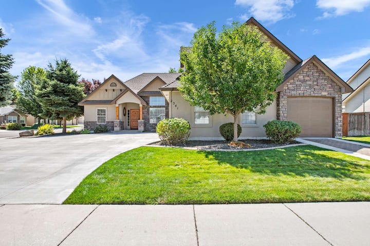 Model Like Home W/ 2 King Beds & Private Hot Tub - Meridian, ID