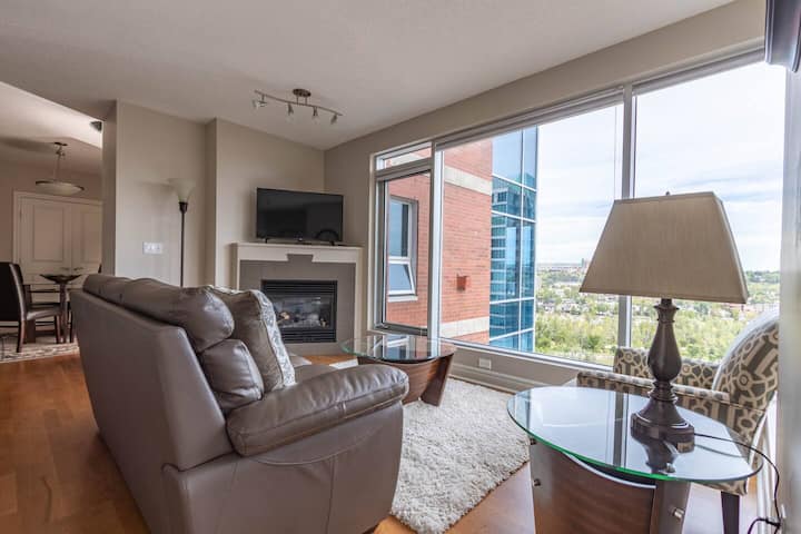 Heart Of The West Side! Amazing Views & Ugparking - Calgary