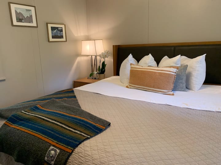 Eureka Springs Cabin - King Bed + Hot Tub - Eureka Springs, AR