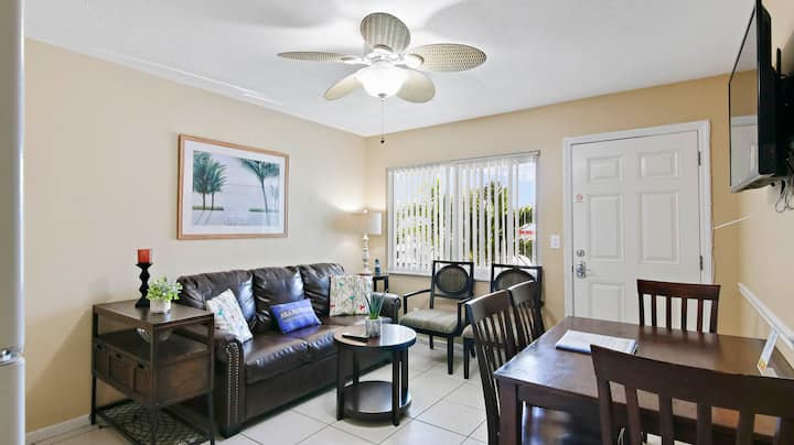 Madeira Beach Getaway Tropic Breeze 7 Pool View Condo - South Pasadena, FL
