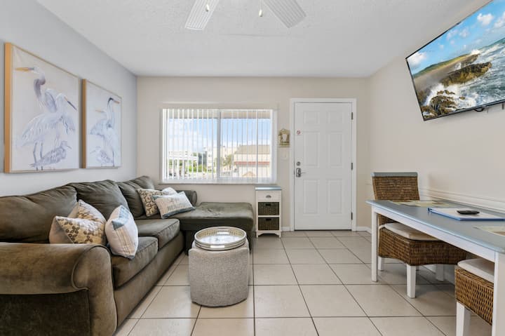 Madeira Beach 1-bdrm 2nd-floor At Tropic Breeze 17 - Madeira Beach, FL