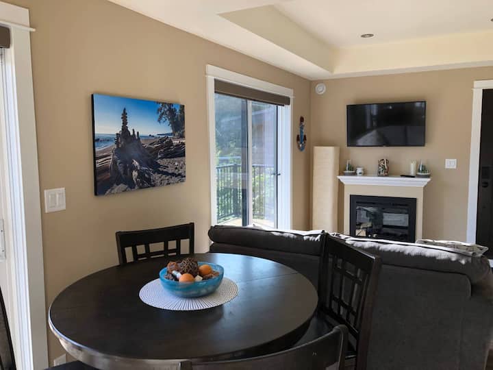 Shore 2 Please - Lower Unit,bright/mountain Views H198251310 - Port Renfrew