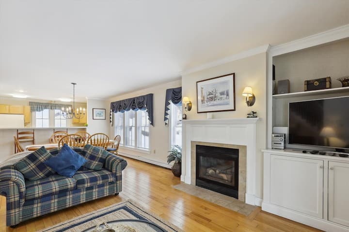Northern Lights: 3 Br, Fireplace, Free Ski Shuttle, A/c, Walkable Village Location! - Stowe, VT