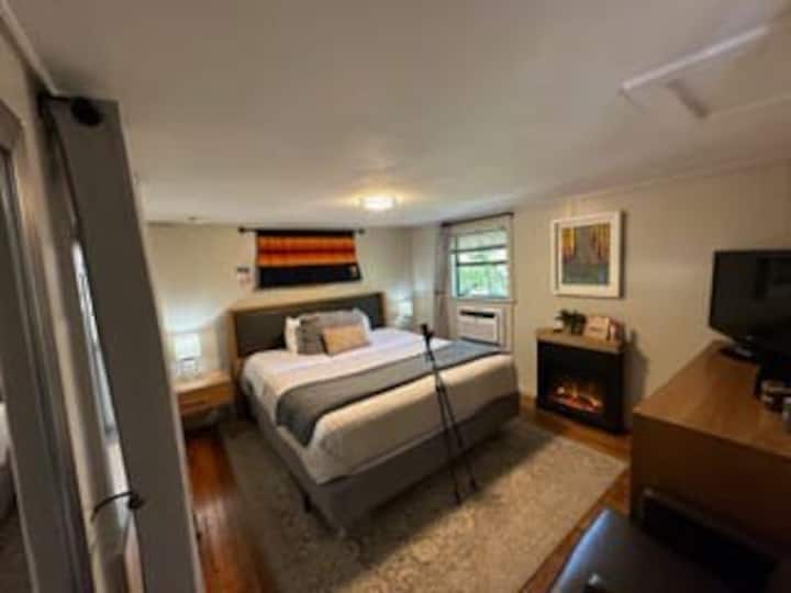 Adventure Cabin 2 -King Bed + Private Hot Tub - Eureka Springs, AR