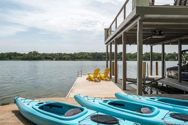 Azure 1-lakefront W/ Shared Pool, Dock, & Fire Pit - Kingsland, TX