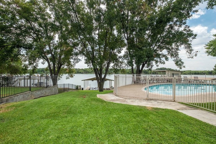 Azure 2- Lakefront W/ Shared Pool & Dog Friendly - Kingsland, TX