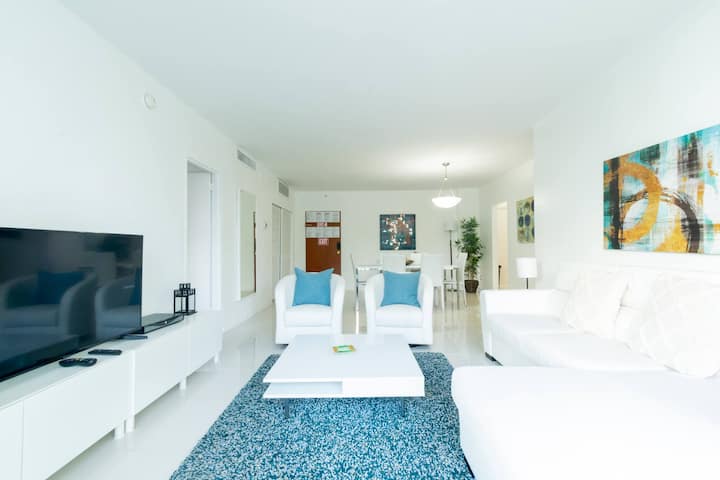 Beachfront | Balcony + Pool | 6 Adults + Kids - Aventura, FL