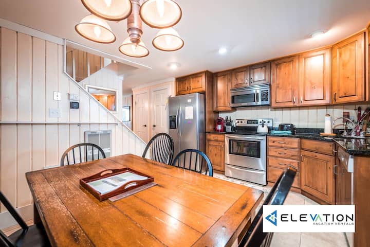 Snowed Inn At Treetop - Cozy Home Near Village! - Snowshoe, WV