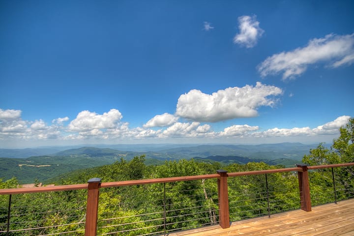 Spacious Cabin Atop Beech Mountain - Sugar Mountain, NC