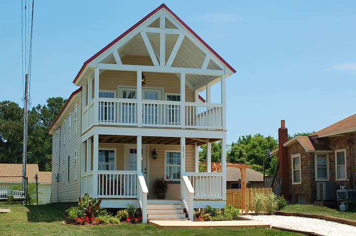 Sunny Claire-beautiful Downtown Cottage W/hot Tub - Chincoteague, VA