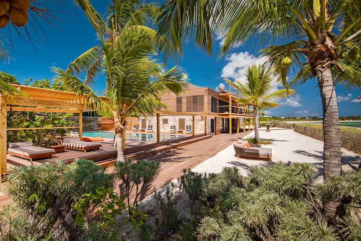Spectacular Spacious 8 Bedroom Family Home - Turks and Caicos Islands