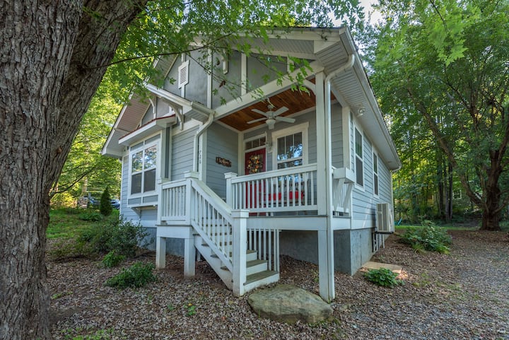 Hummingbird Cottage | Fire Pit | Close To Town - Black Mountain, NC