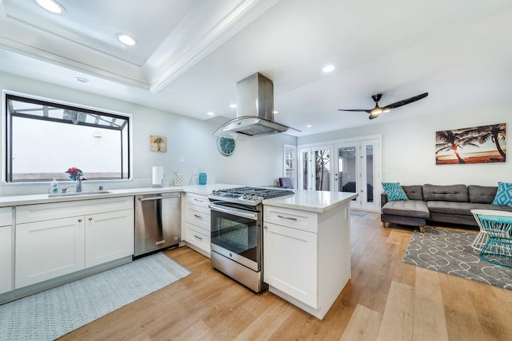 Ac, Spa, Bikes, Deck, Steps To Beach And Shops - Huntington Beach, CA