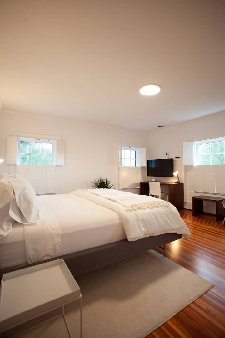 The Alumni Room - Greenville, NC