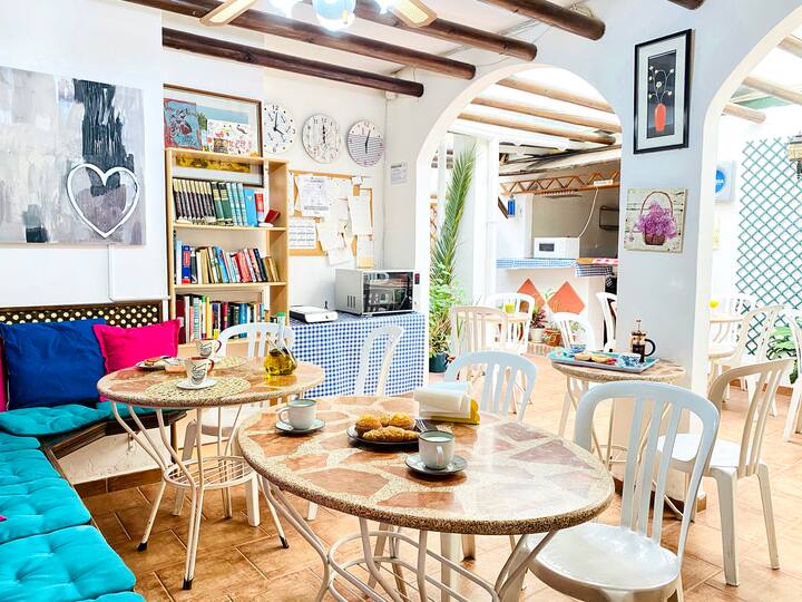 Habitación Doble Con Dos Camas ,Con Baño Privado , Desayuno Continental Incluido Hostal Azahara Nerja Acseso Al Patio. - Nerja