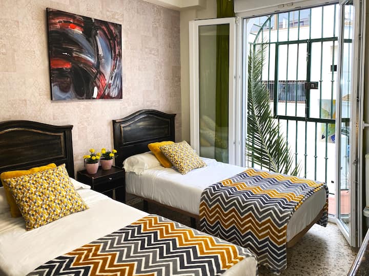 Habitación Doble Con Dos Camas ,Con Baño Privado , Desayuno Continental Incluido Hostal Azahara Nerja Acseso Al Patio. - Nerja