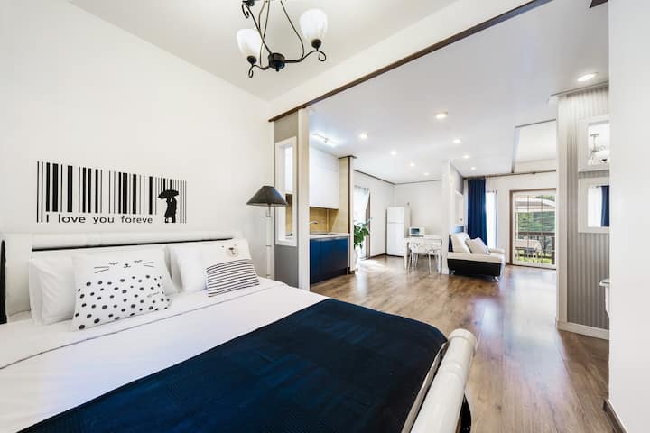 연인을 위한 보랏빛 객실에서 둘만의 오붓한 시간을 가질 수 있는 - Pocheon-si