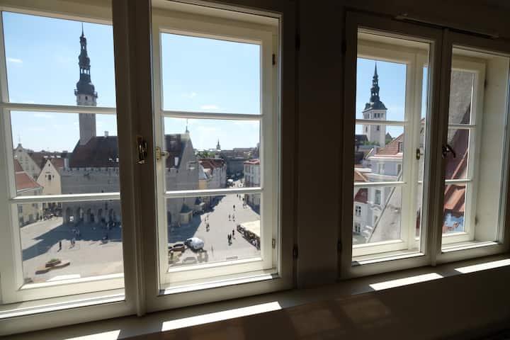 Stunning Duplex Penthouse On Town Hall Square - Tallin