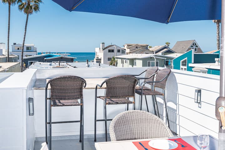 Beautifully Remodeled Upstairs Beach House W/ Rooftop Deck & Ocean View! - Costa Mesa, CA