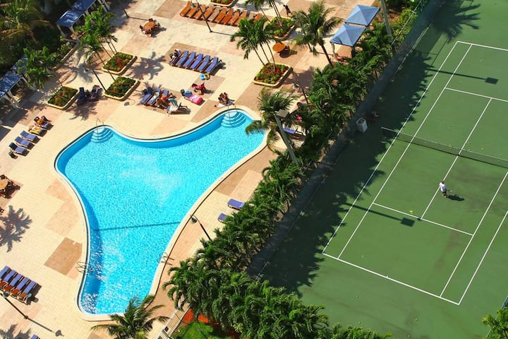 F Beautiful View Of Pool And Gardens  Walk To Beac - North Miami, FL