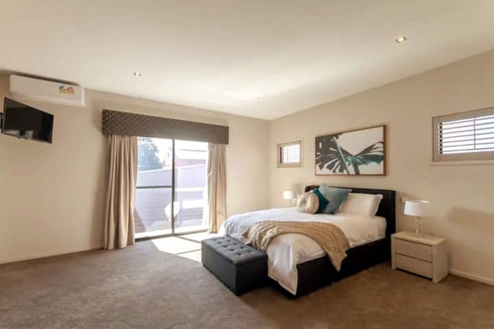 Stylish Retreat Steps From Geelong Waterfront - North Shore