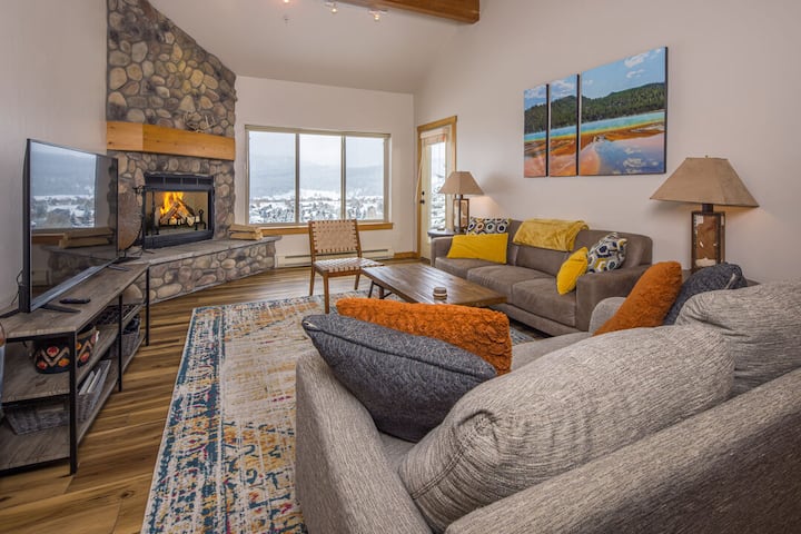 Condo W/hot Tub & Fireplace, Close To Resort - Montana