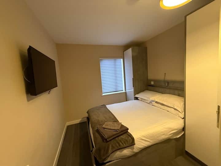 Stylish Egham Retreat For Two - Staines-upon-Thames