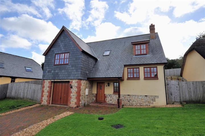 28 Barnes Meadow - Lyme Regis