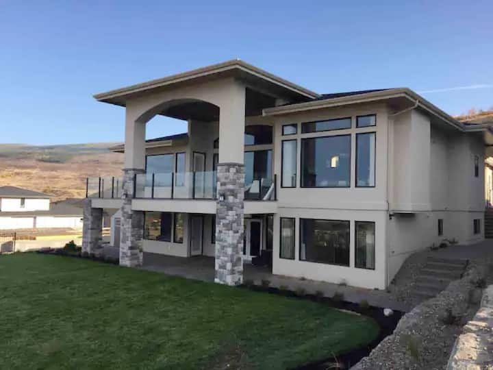 Clean Home With Breathtaking Lakeview In Kelowna - Kelowna