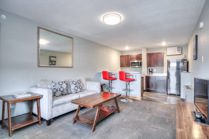 The Sojourn Apartment 110. Entire Place! - ラピッド・シティ, SD