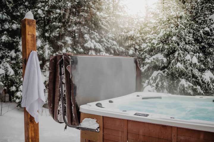 Chalet Bleu 55: Spa, Billard & Vue Hivernale - Baie-Saint-Paul, QC