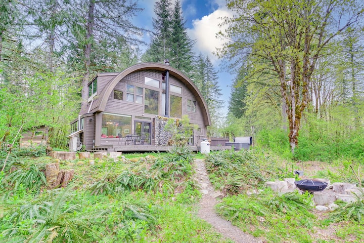 Riverfront Skykomish Cabin W/ Private Hot Tub! - Skykomish, WA