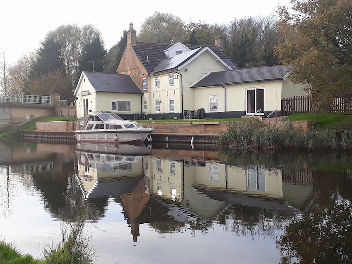 Riverside 2-bed Cottage, Sleeps 3 With Parking - Downham Market