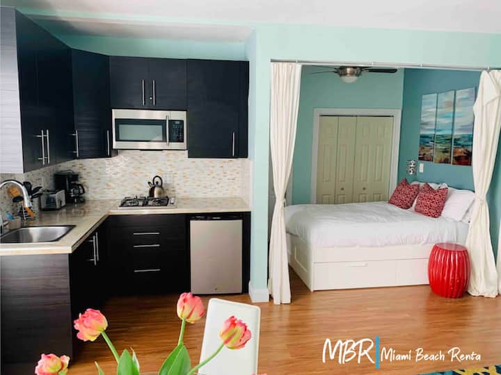 Beach Love Studio, The Beach Across The Street - Miami Beach, FL