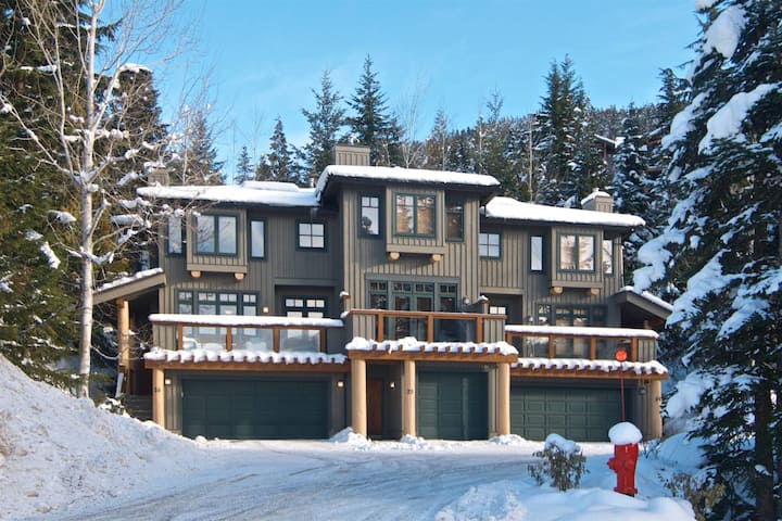Executive Peaceful Mountain Retreat! Ski In/ski - Whistler