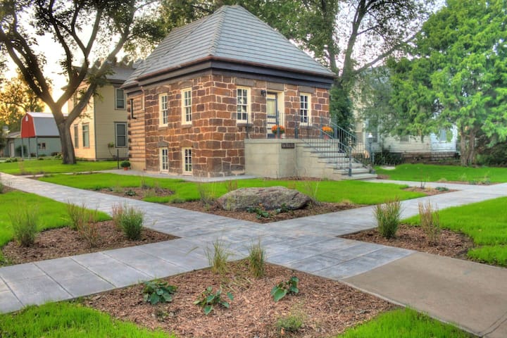 Stenhuset: Stunning Historic "1877 Stone House" - Marquette, KS