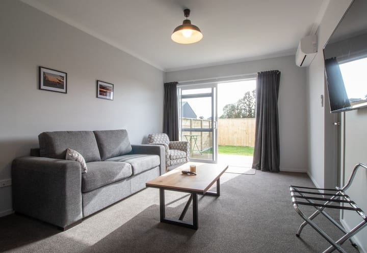 The Window Seat - Pet-friendly 1br Apartment - Waitara
