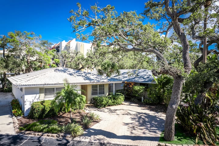 Siesta Key Escape • 2br Villa W/ Pool & Dock - Siesta Key, FL