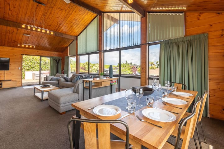 Deluxe Redwoods | Huge House With Spa Pool - Rotorua