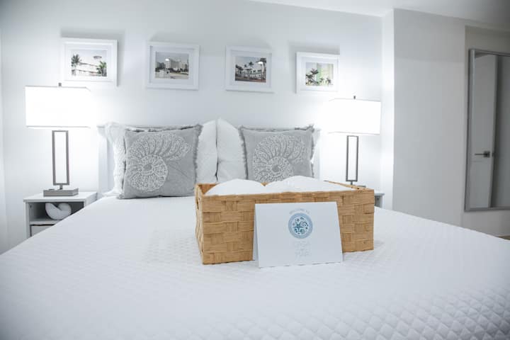 Casa Del Mar, The Beach Is But A Short Walk Away - Surfside, FL