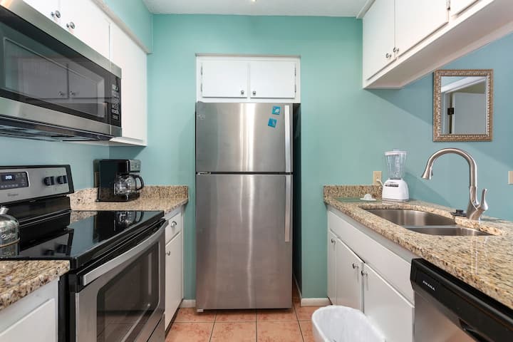 Oceanfront Condo With Balcony, Pool, Beach Access - St. Simons Island, GA