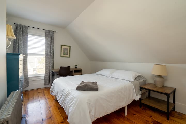 Clean Top Floor Bedroom With Desk - Manchester, NH