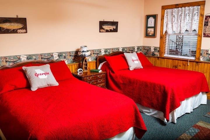 The Lake View Room - A Fisherman's Retreat - Clayton, GA